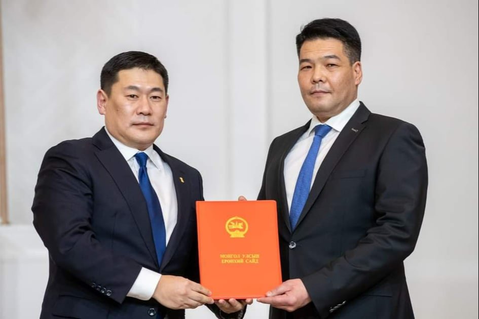 Эрүүл мэндийн сайд С Энхболд 1 7 тэрбумаар хэвлэл сайтуудтай гэрээ